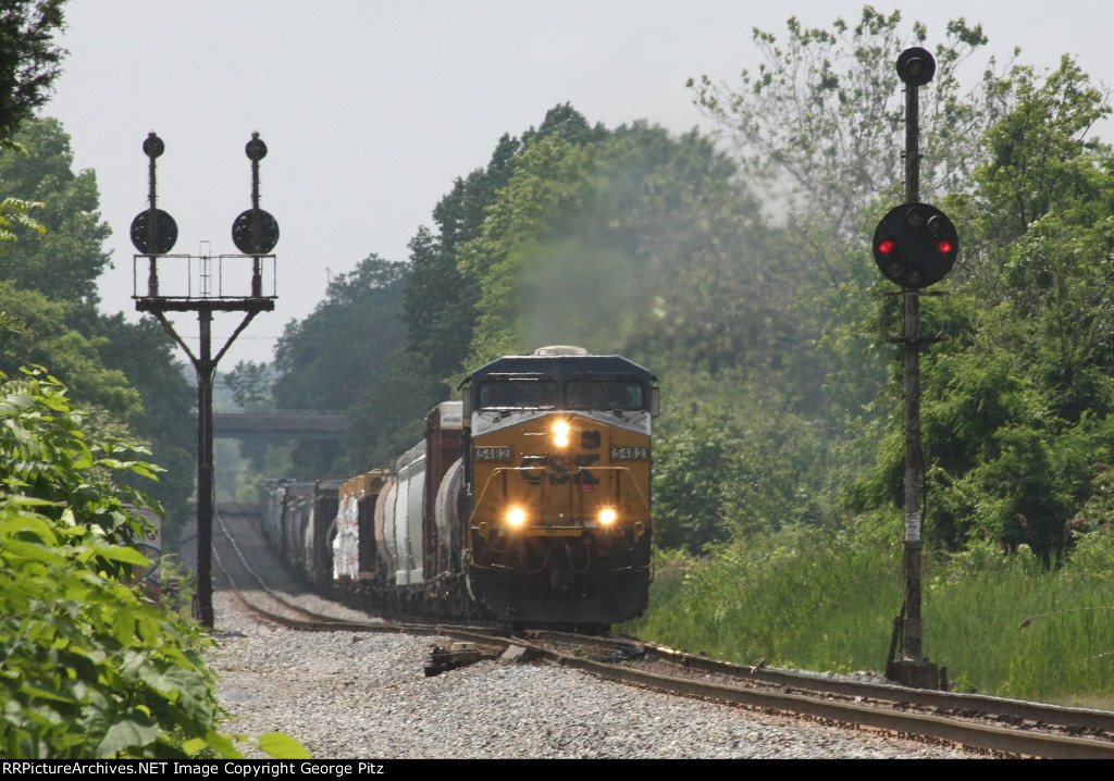 CSX 5482 and train Q370